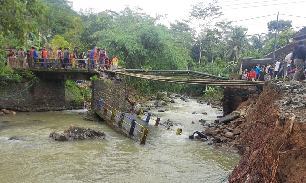 Jembatan Putus Total, Ribuan Warga di Trenggalek Terisolir - Bacaini.id